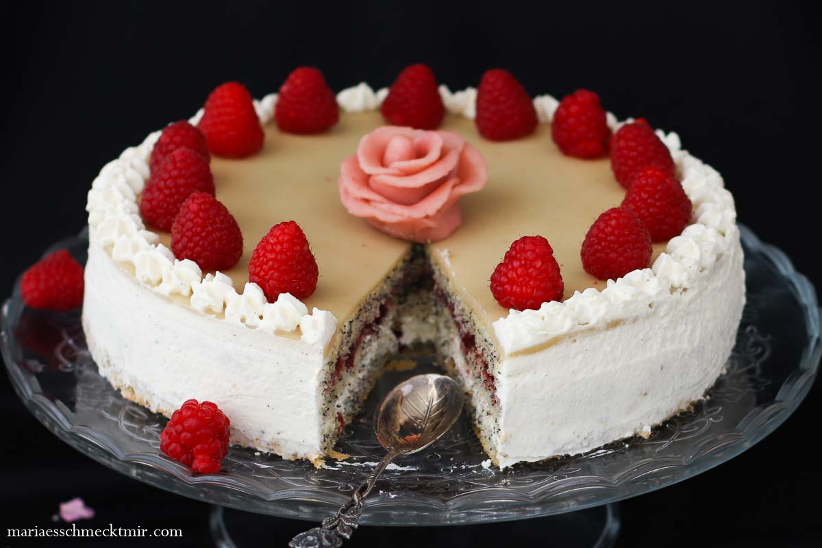 Erdbeertorte mit Biskuitboden und Sahne
