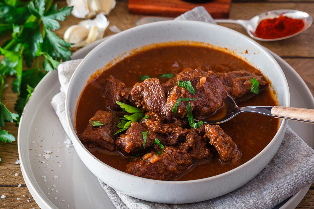 Rindergulasch mit Rotwein - zart & saftig