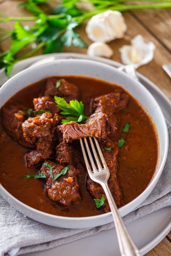 Rindergulasch mit Rotwein - zart & saftig